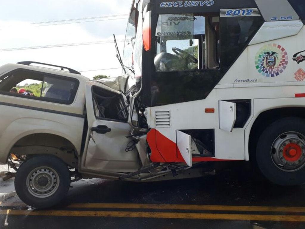 Camioneta se estrella contra coactur | El Diario Ecuador Camioneta se estrella contra coactur | El Diario Ecuador